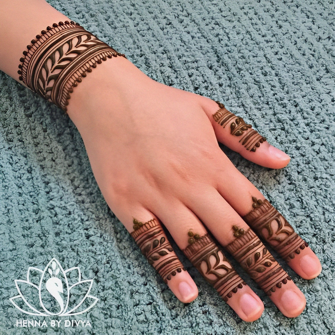 Simple Mehndi Designs For Minimalist Brides - Weddingplz Blog