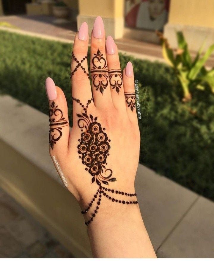Simple Mehndi Designs For Minimalist Brides - Weddingplz Blog