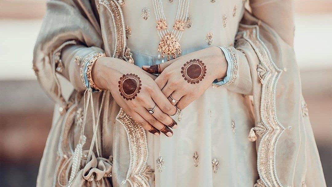 Simple Mehndi Designs For Minimalist Brides - Weddingplz Blog
