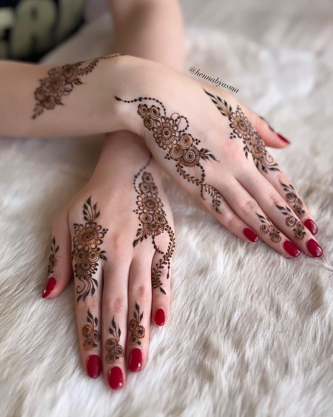 Minimal Arabic Mehndi Designs for Hands - Weddingplz Blog