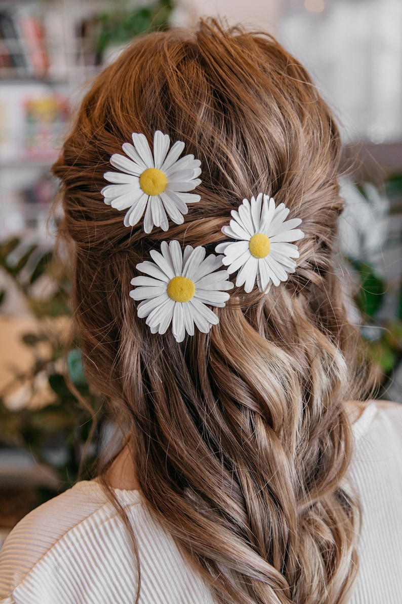 Elevate You Bridal Hairstyle With These Floral Hair Accessories ...