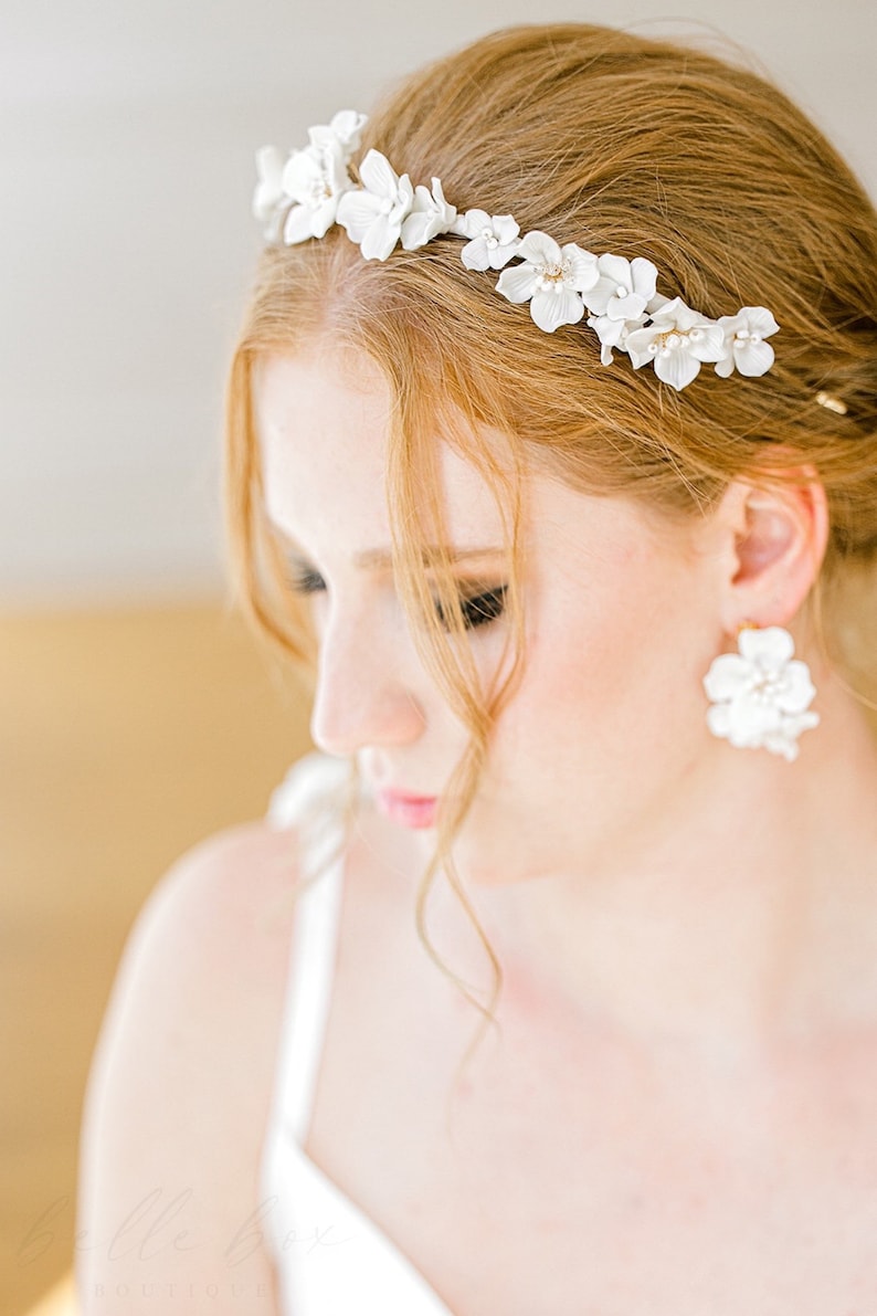 Elevate You Bridal Hairstyle With These Floral Hair Accessories ...