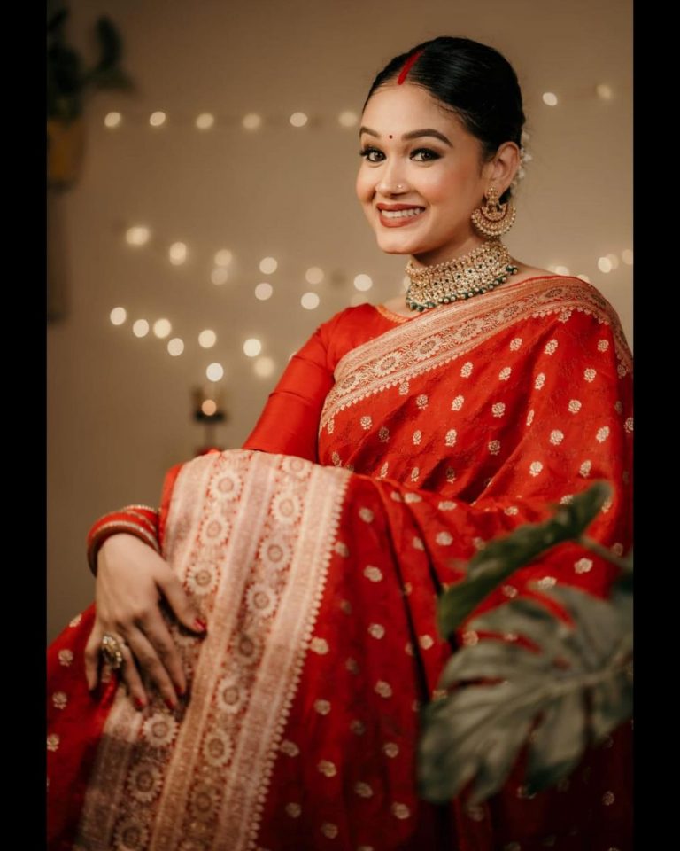 Red Banarasi sarees: Epitome Of Grace And Beauty - Weddingplz Blog